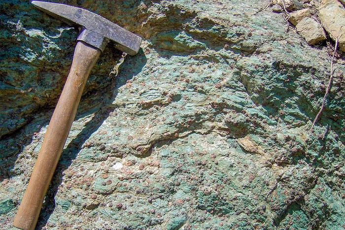 Water storage capacity in oceanic crust slabs increases with age ...