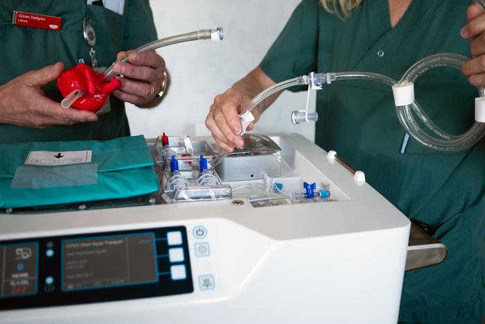 ‘Heart-in-a-box’ better than cooler for heart transplants